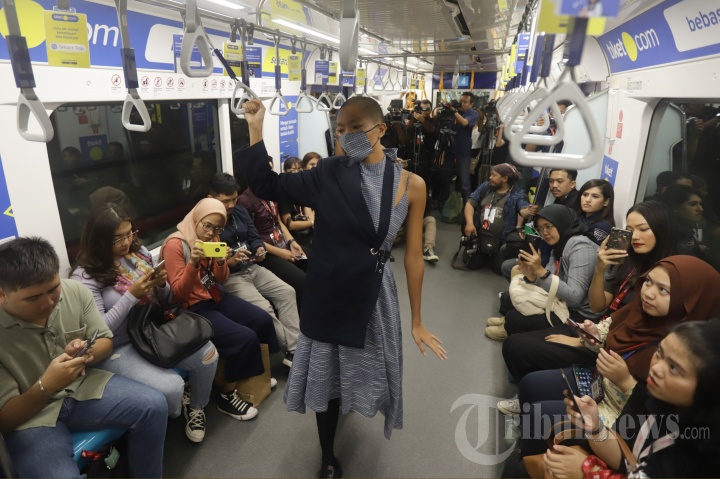 Fashion Show di Dalam MRT Jakarta, Foto 6 #1831893 - TribunNews.com