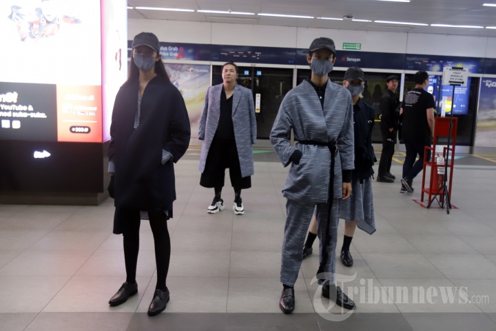 Fashion Show di Dalam MRT Jakarta, Foto 10 #1831897 - TribunNews.com