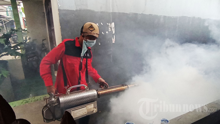Fogging Cegah DBD, Foto 5 #1912568 - TribunNews.com