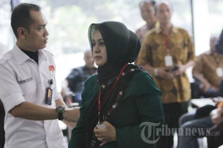 Gatot Pujo Nugroho dan Evy Susanti Diperiksa KPK, Foto 8 #1606122 - TribunNews.com