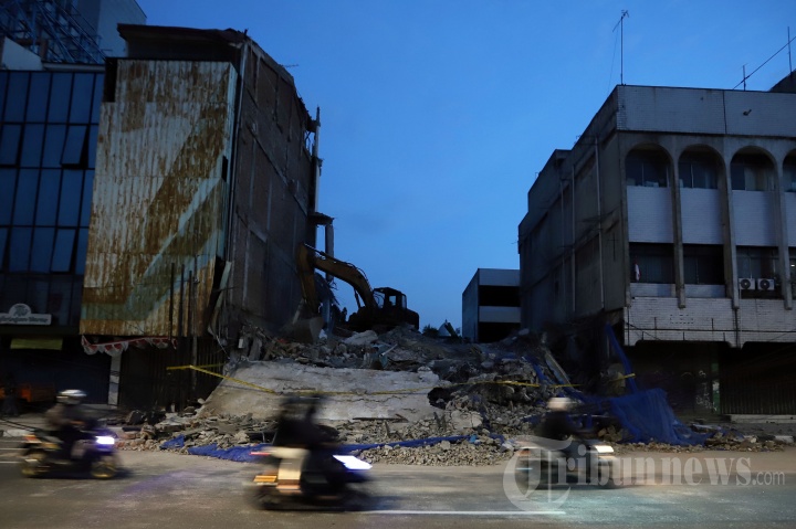 Gedung Roboh di Jalan Kyai Caringin, Foto 5 #1856981 - TribunNews.com