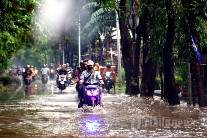 Genangan di Cakung Hambat Pengendara Bermotor, Foto 4 #1959082 ...