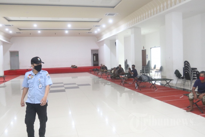 GOR Kecamatan Cengkareng Jadi Penampungan PMKS, Foto 1 #1842394 ...