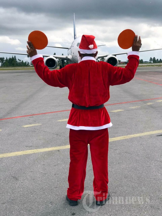 Ground Marshall Berkostum Sinterklas Saat Memandu Pesawat Parkir, Foto ...