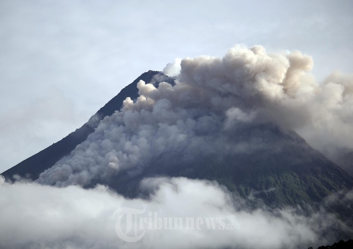 Gunung Merapi Keluarkan Awan Panas dan Material Vulkanik, Foto 3 ...