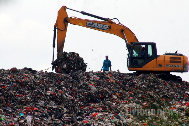 Gunungan Sampah di TPA Cipayung, Foto 1 #1830807 - TribunNews.com