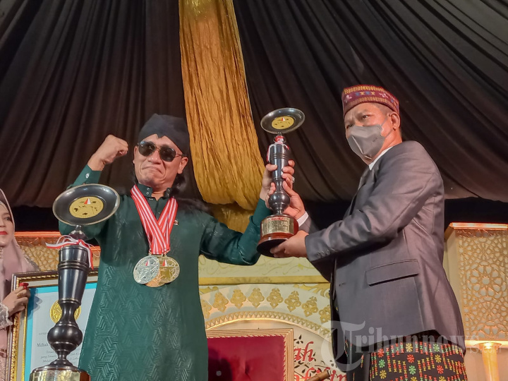 Gus Miftah Menerima Penghargaan dari Laprid, Foto 3 #1909893 ...