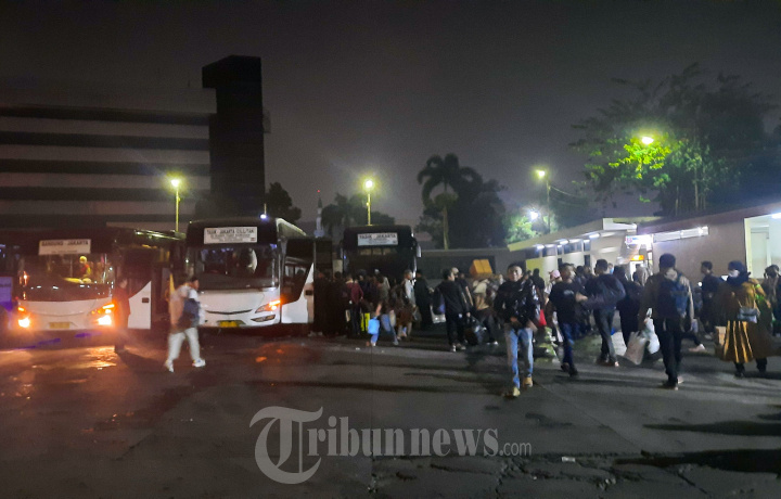 H-2 Pemudik Padati Pool Bus Primajasa di Kawasan Cililitan, Foto 4 ...
