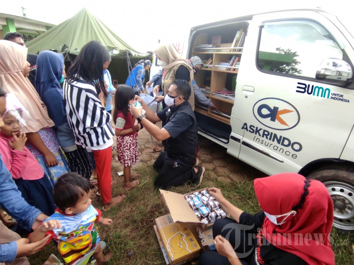 Hibur Anak-Anak Korban Banjir Karawang, Askrindo Hadirkan MoPi, Foto 1 #1874729 - TribunNews.com