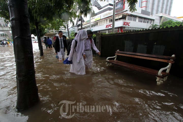 Hujan Tak Kunjung Reda Jakarta Dikepung Banjir, Foto 9 #1537171 - TribunNews.com