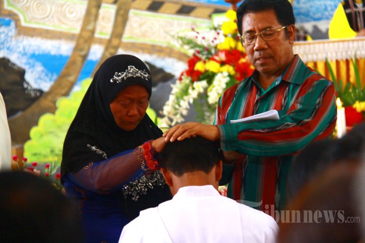 Ibu Muslim Ini Beri Restu Anaknya Sebagai Calon Pastor, Foto 1 #1618332 ...