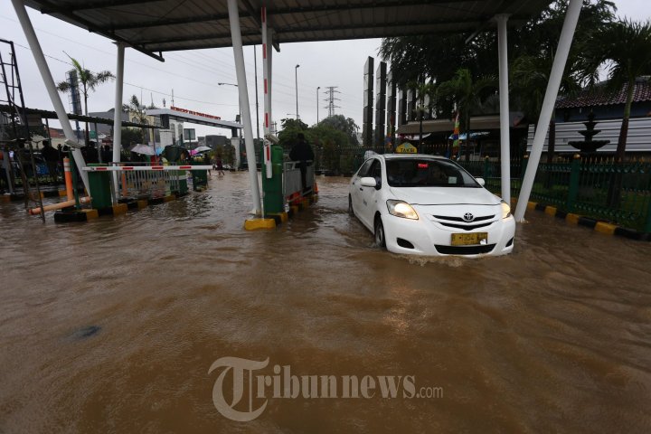 Jakarta Dikepung Banjir, Foto 8 #1537001 - TribunNews.com