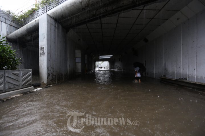 Jakarta Dikepung Banjir, Foto 9 #1537011 - TribunNews.com