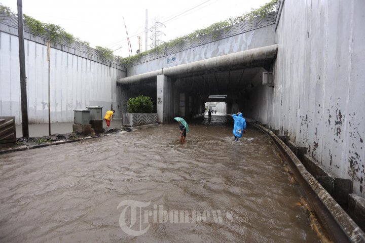 Jakarta Dikepung Banjir, Foto 11 #1537031 - TribunNews.com