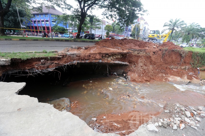 Jalan Amblas di GDC Depok, Foto 1 #1880532 - TribunNews.com
