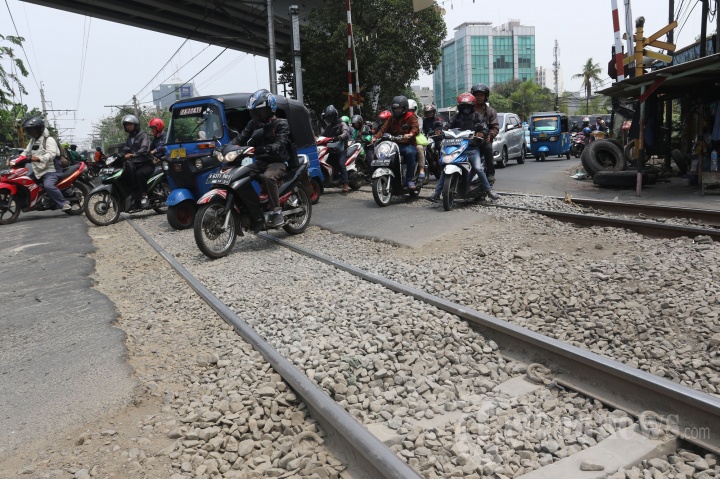Jalan Rusak dan Berbahaya Di Perlintasan Kereta Api Pesing, Foto 1 ...