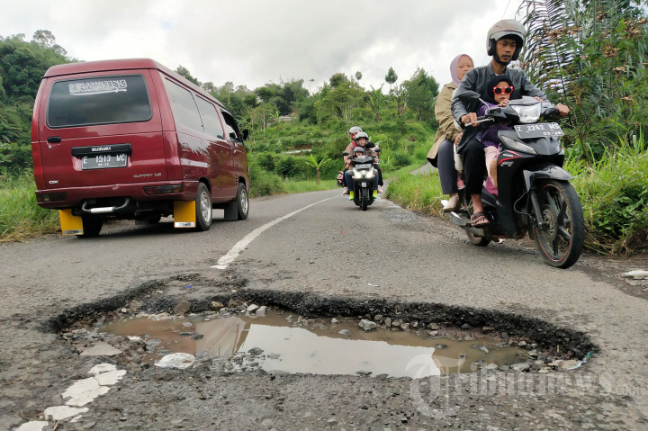 Jalan Rusak di Perbatasan Majalengka dan Ciamis, Foto 6 #1965073 - TribunNews.com
