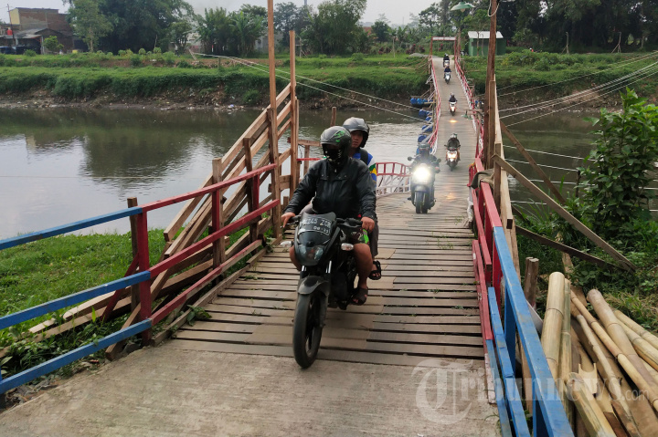 Jembatan Apung Bocang di Atas Sungai Citarum, Foto 5 #1968620 - TribunNews.com