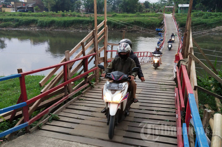 Jembatan Apung Bocang di Atas Sungai Citarum, Foto 6 #1968621 - TribunNews.com