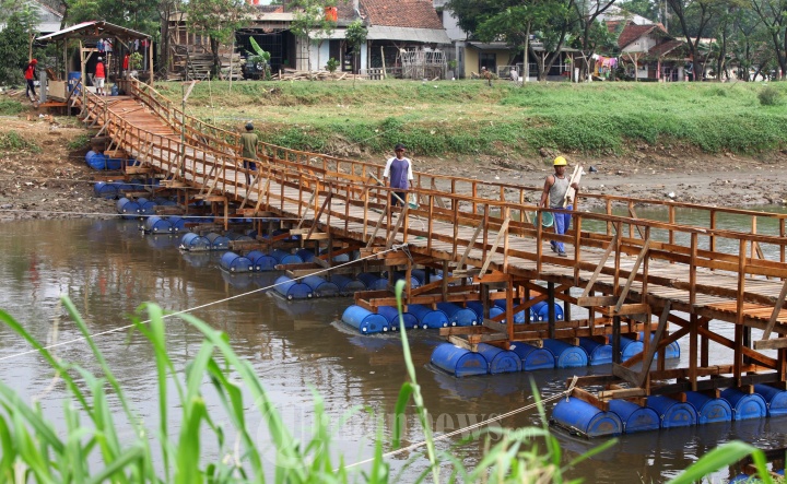 Jembatan Apung Sungai Citarum, Foto 2 #1798838 - TribunNews.com