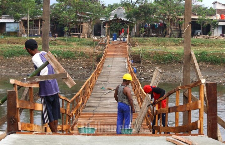 Jembatan Apung Sungai Citarum, Foto 3 #1798839 - TribunNews.com