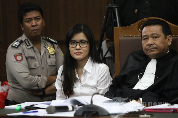 Jessica Kumala Wongso Tampil Berkacamata, Foto 1 #1670080 - TribunNews.com