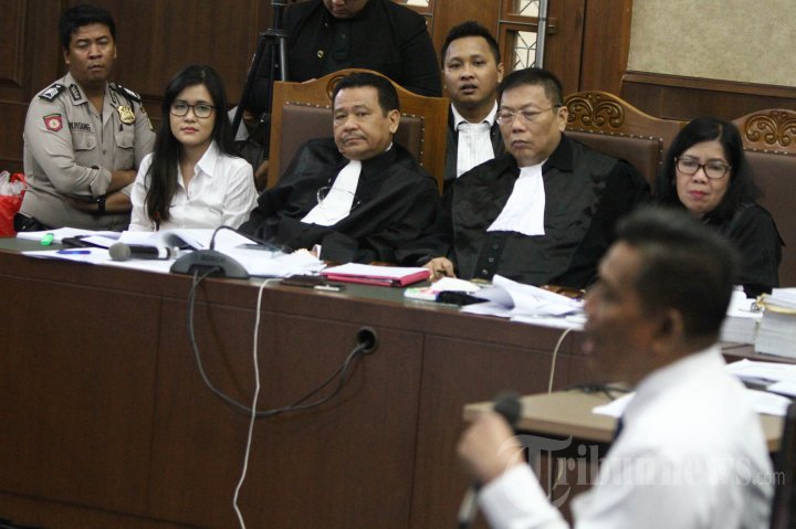 Jessica Kumala Wongso Tampil Berkacamata, Foto 6 #1670085 - TribunNews.com