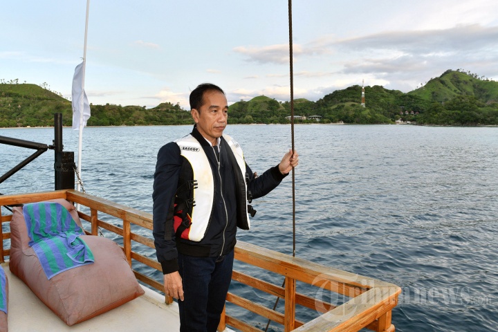 Jokowi Nikmati Sunset dari Atas Kapal Pinisi di Labuan Bajo, Foto 1 #1830207 - TribunNews.com