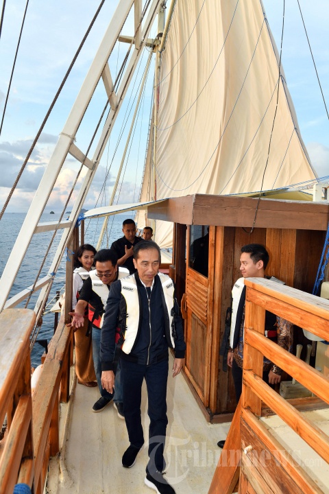 Jokowi Nikmati Sunset dari Atas Kapal Pinisi di Labuan Bajo, Foto 6 #1830212 - TribunNews.com
