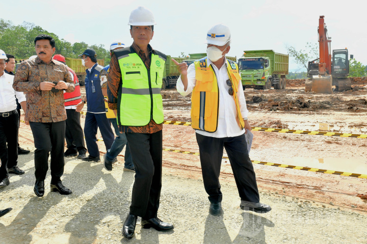 Jokowi Tinjau Proyek Pembangunan Jalan Tol di IKN, Foto 1 #1958109 - TribunNews.com