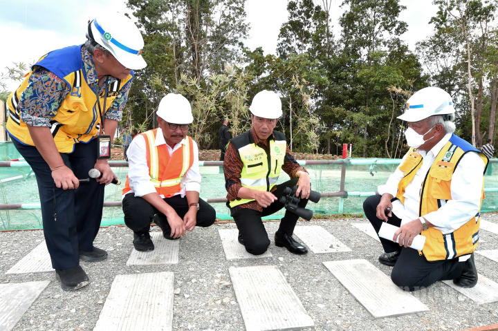 Jokowi Tinjau Proyek Pembangunan Jalan Tol di IKN, Foto 2 #1958110 - TribunNews.com