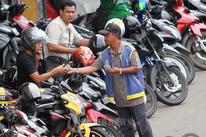 Juru Parkir Wajib Memberikan Karcis Parkir, Foto 1 #1640203 ...