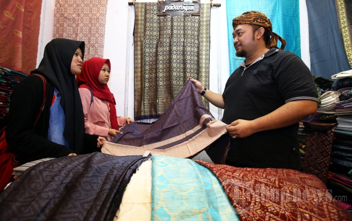 Kain Tenun Sutra Motif Khas Jawa Barat, Foto 1 #1767788 - TribunNews.com