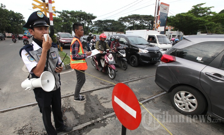 Kampanye Keselamatan - Disiplin Berlalu Lintas di Perlintasan KA, Foto 5 #1746131 - TribunNews.com
