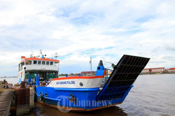 Kapal Feri KMP Saluang dan KMP Gunung Siap Berlayar, Foto 6 #1632925 ...