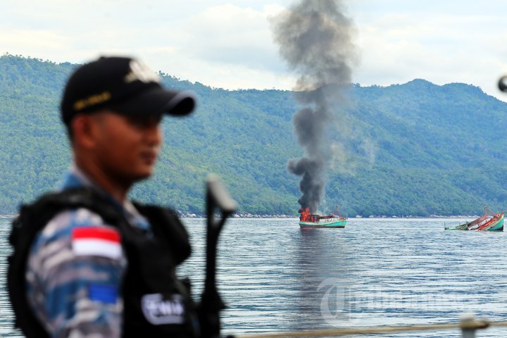 Kapal Nelayan Asing Ilegal Ditenggelamkan TNI AL, Foto 3 #1456221 - TribunNews.com