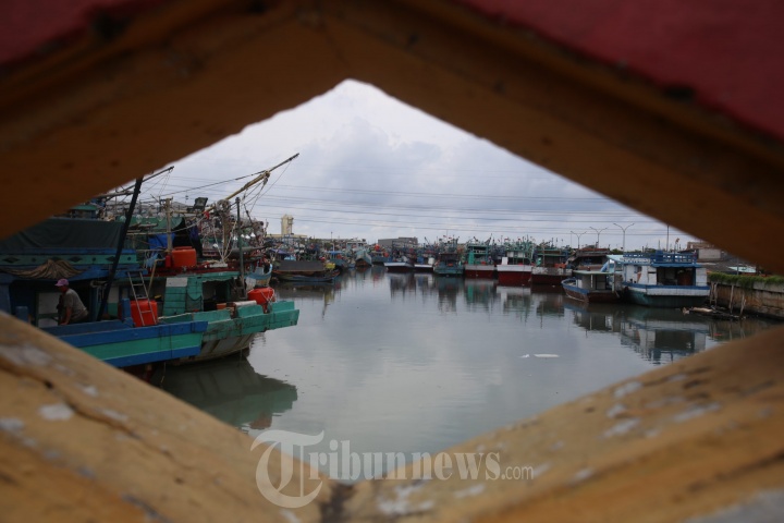 Kapal Nelayan Sandar di Pelabuhan Muara Angke, Foto 4 #1870184 ...