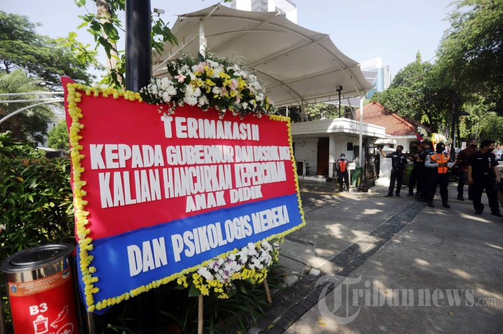 Karangan Bunga Protes PPDB Penuhi Balai Kota DKI Jakarta, Foto 7 ... Karangan Bunga Protes PPDB Penuhi Balai Kota DKI Jakarta, Foto 7 ...