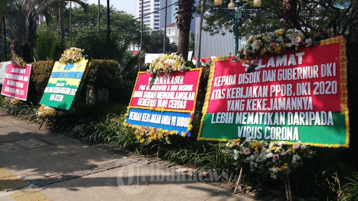 Karangan Bunga Protes PPDB Penuhi Balai Kota DKI Jakarta, Foto 20 ... Karangan Bunga Protes PPDB Penuhi Balai Kota DKI Jakarta, Foto 20 ...