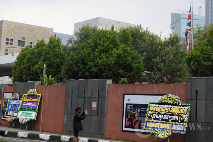 Karangan Bunga Untuk Ratu Elizabeth II di Kedubes Inggris, Foto 4 ...