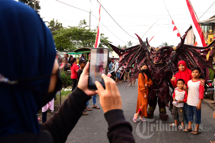 Karnaval Budaya Desa Karangduren Pakisaji Meriahkan HUT Ke-77 RI, Foto 4 #1935353 - TribunNews.com