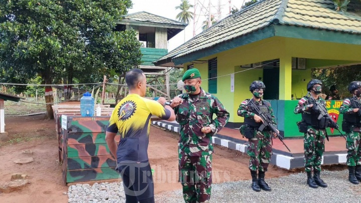 Kasdam XVII/Cenderawasih Kunjungi Pos Komando Utama Satgas Pamtas Yonif ...