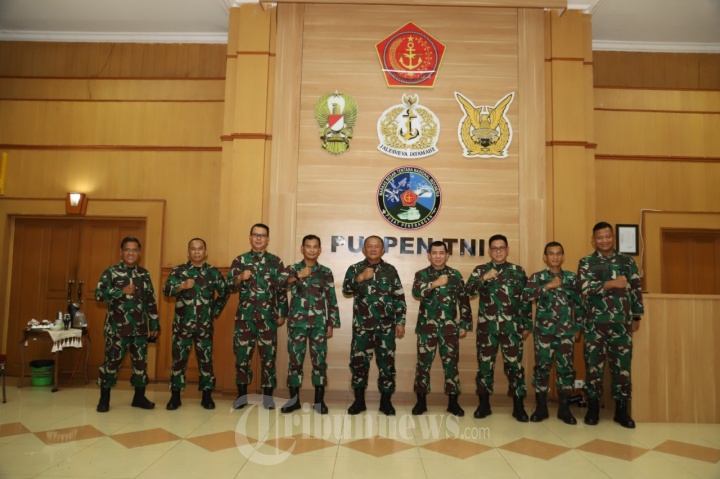 Kasum TNI Kunjungi Pusat Penerangan TNI, Foto 5 #1875343 - TribunNews.com