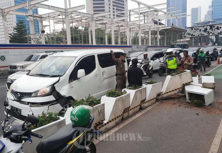 Kecelakaan Mobil Menabrak Pembatas Jalur Sepeda, Foto 1 #1939621 ...