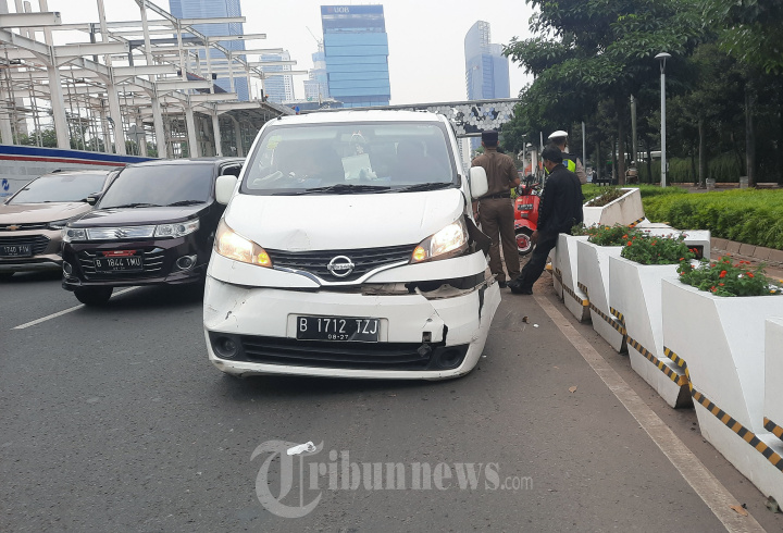 Kecelakaan Mobil Menabrak Pembatas Jalur Sepeda, Foto 3 #1939623 ...