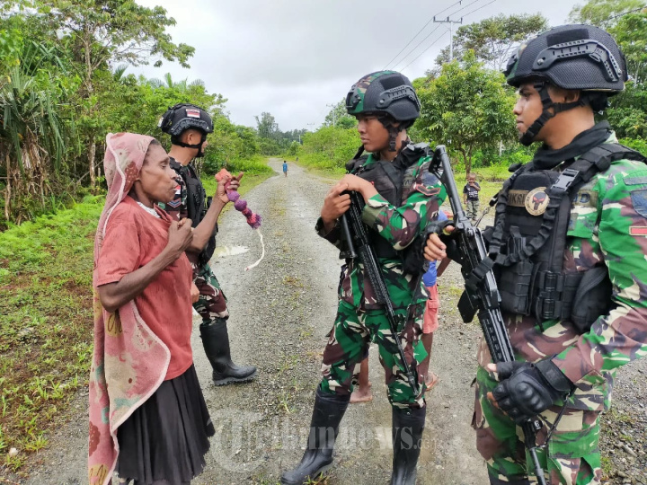 Keceriaan Mama Papua Bersama Satgas Pamtas Yonif Raider 142/KJ, Foto 2 #1939107 - TribunNews.com