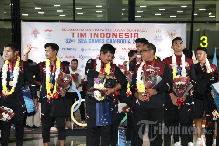 Kedatangan Timnas Indonesia Usai Raih Emas SEA Games 2023, Foto 8 #1966290 - TribunNews.com