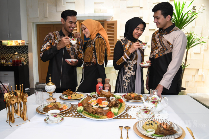 Keindahan Wastra Nusantara dalam Busana Ramadan Karya Lia Afif, Foto 6 ...