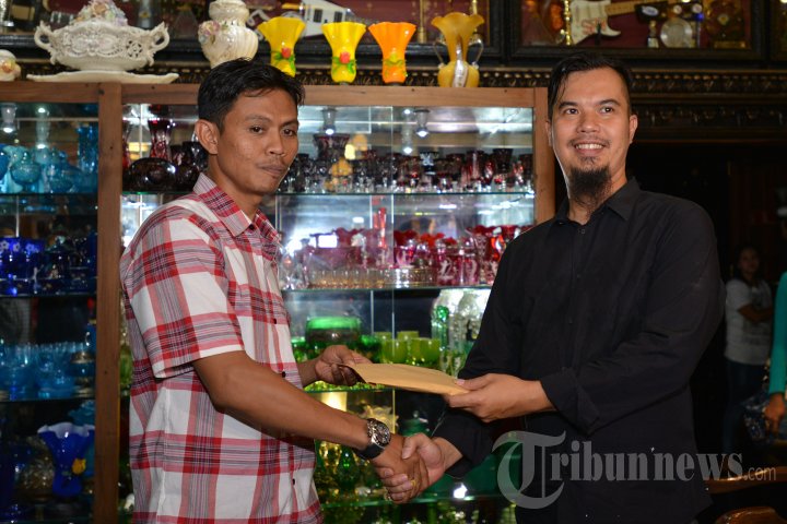 Keluarga Dhani Berikan Santunan pada Korban Kecelakaan AQJ, Foto 5 ...