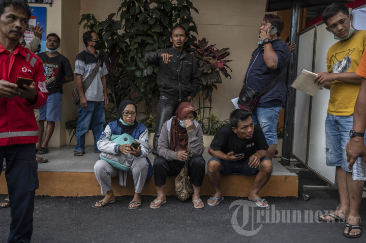 Keluarga Menunggu Identifikasi Korban Tragedi Kanjuruhan, Foto 3 #1940413 - TribunNews.com